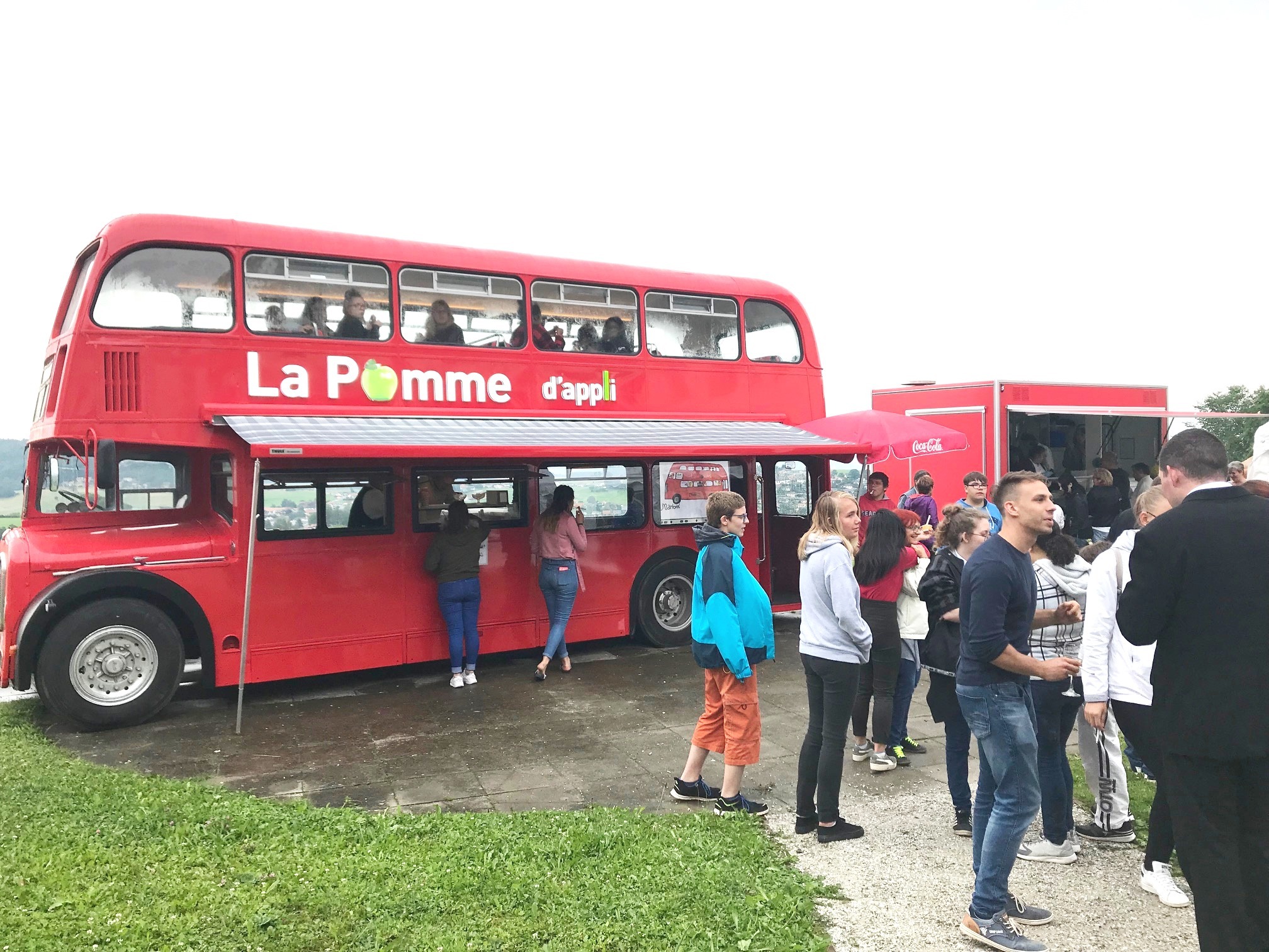Inauguration du bus-restaurant "La Pomme d'appli"